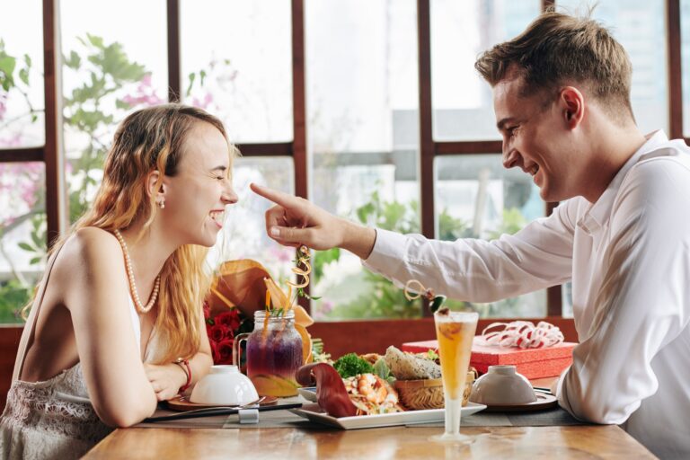 Howard Street Inn | Best Bar & Restaurant in Niles, IL